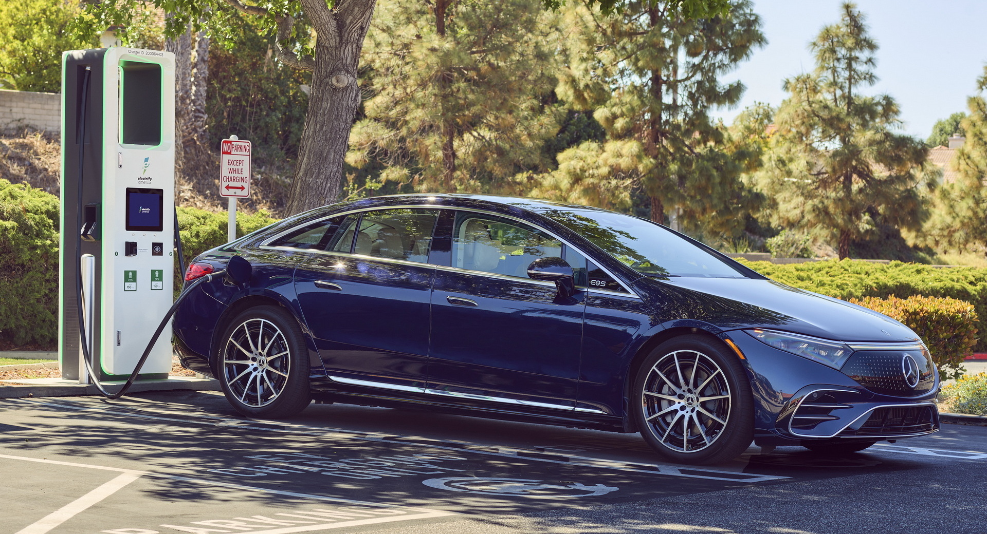 Mercedes EQS Drivers Get First 30 Minutes Of Charging Free At Electrify ...