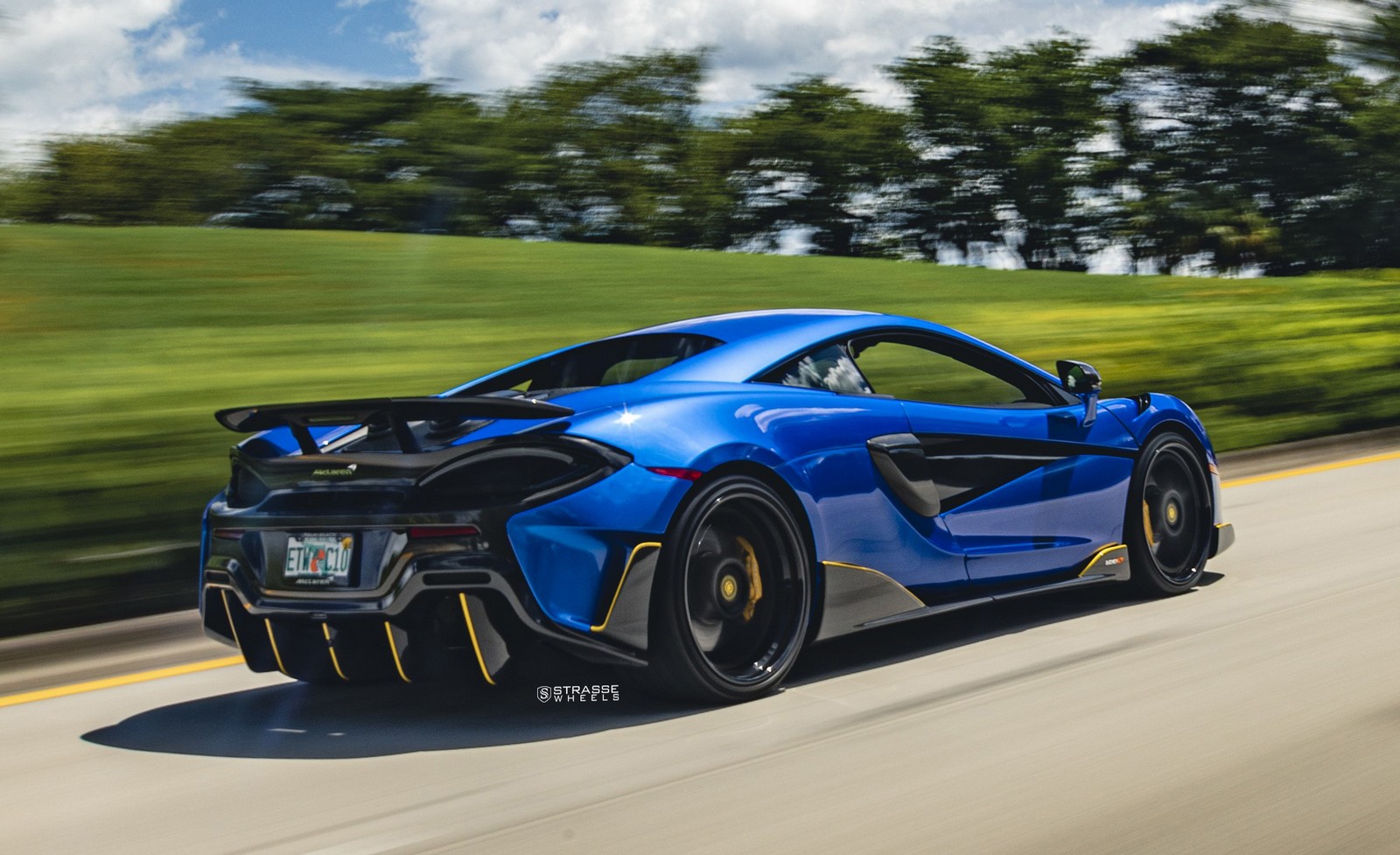 This McLaren 600LT Really Stands Out Thanks To Its Blue Paint And Black ...