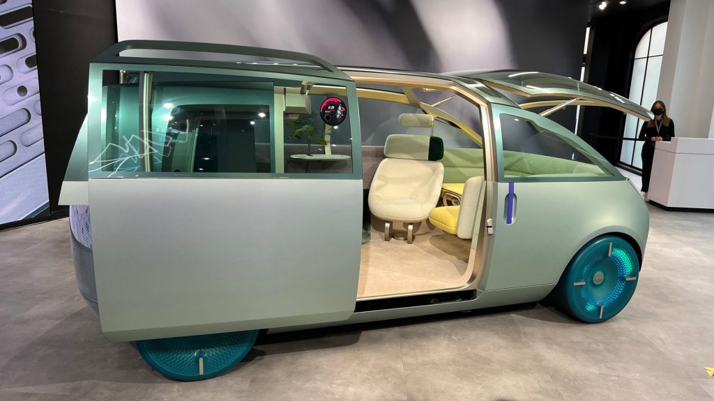 MINI Vision Urbanaut Makes U.S. Debut As A Cute Autonomous Minivan ...