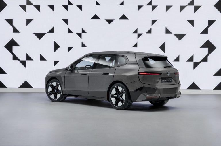 BMW’s E Ink Body Wrap Can Change From Black To White At The Touch Of A ...