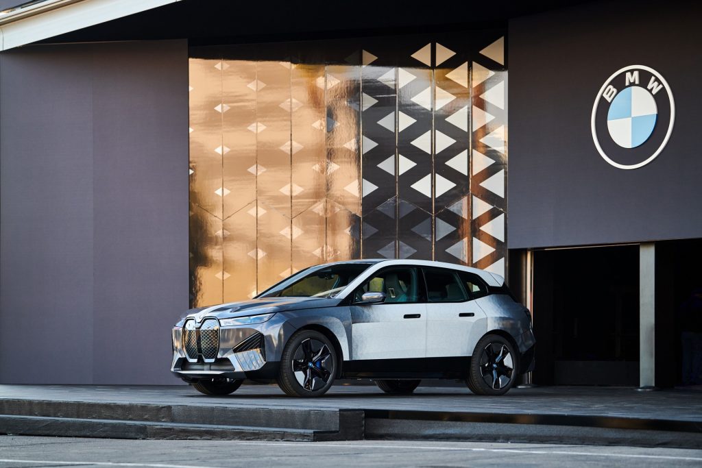 BMW’s E Ink Body Wrap Can Change From Black To White At The Touch Of A ...