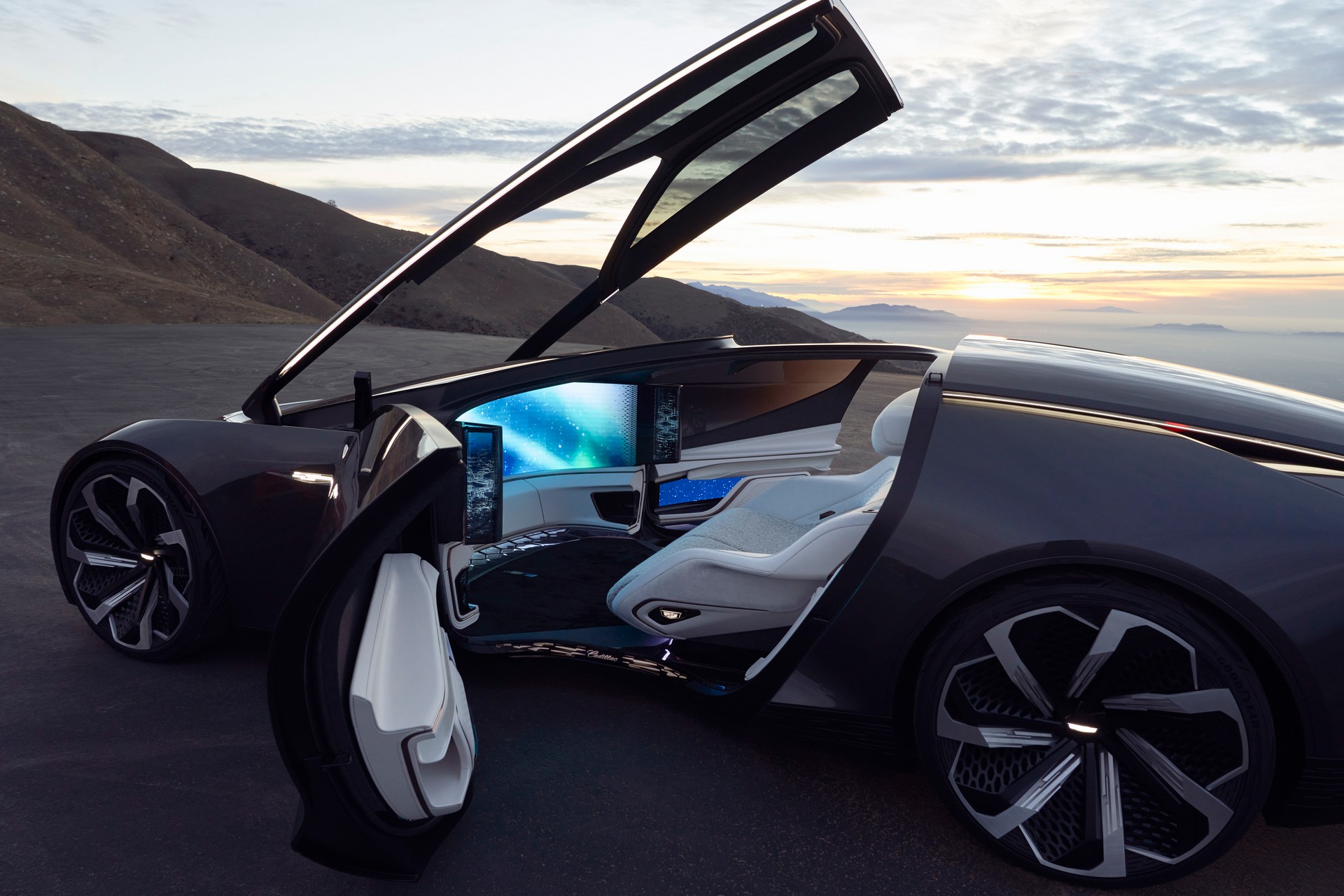 Cadillac InnerSpace Concept Debuts As A Luxurious, Autonomous Coupe ...