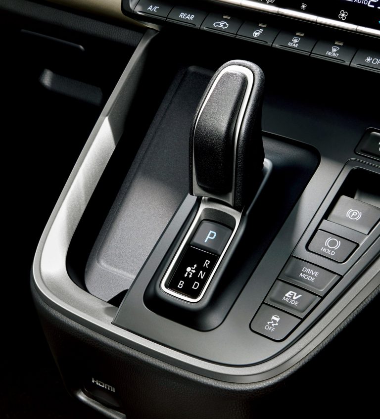 Toyota Noah And Voxy Minivans Debut In Japan With Up To Eight Seats And ...