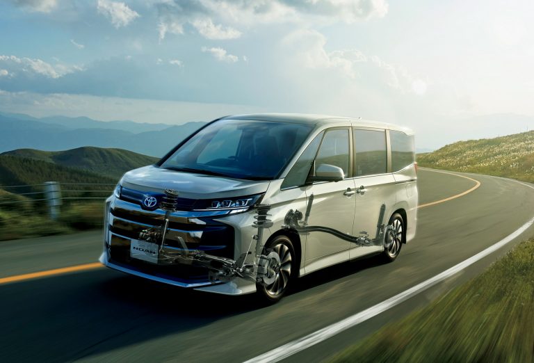 Toyota Noah And Voxy Minivans Debut In Japan With Up To Eight Seats And ...