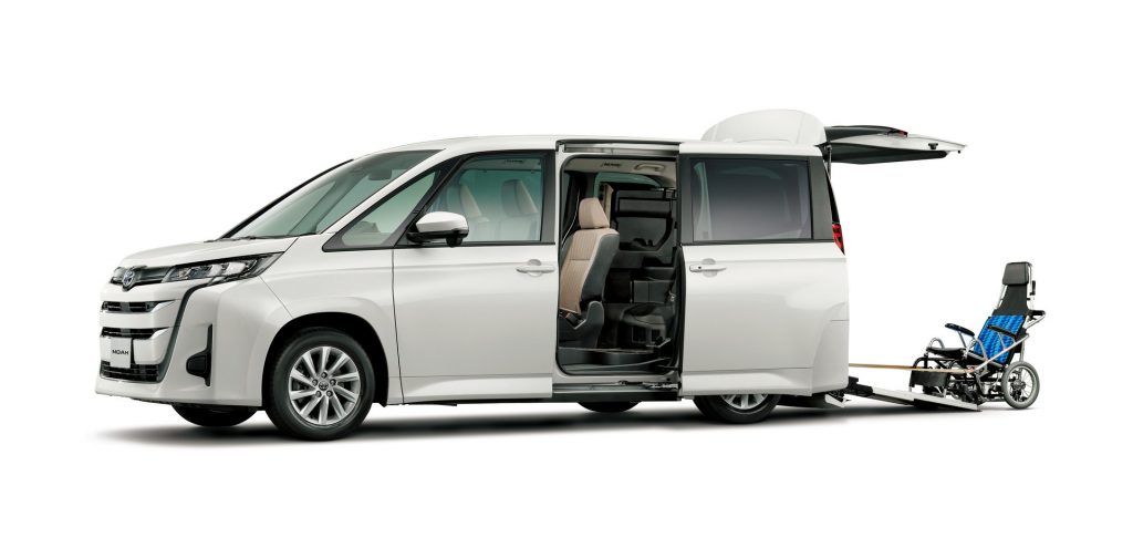 Toyota Noah And Voxy Minivans Debut In Japan With Up To Eight Seats And ...