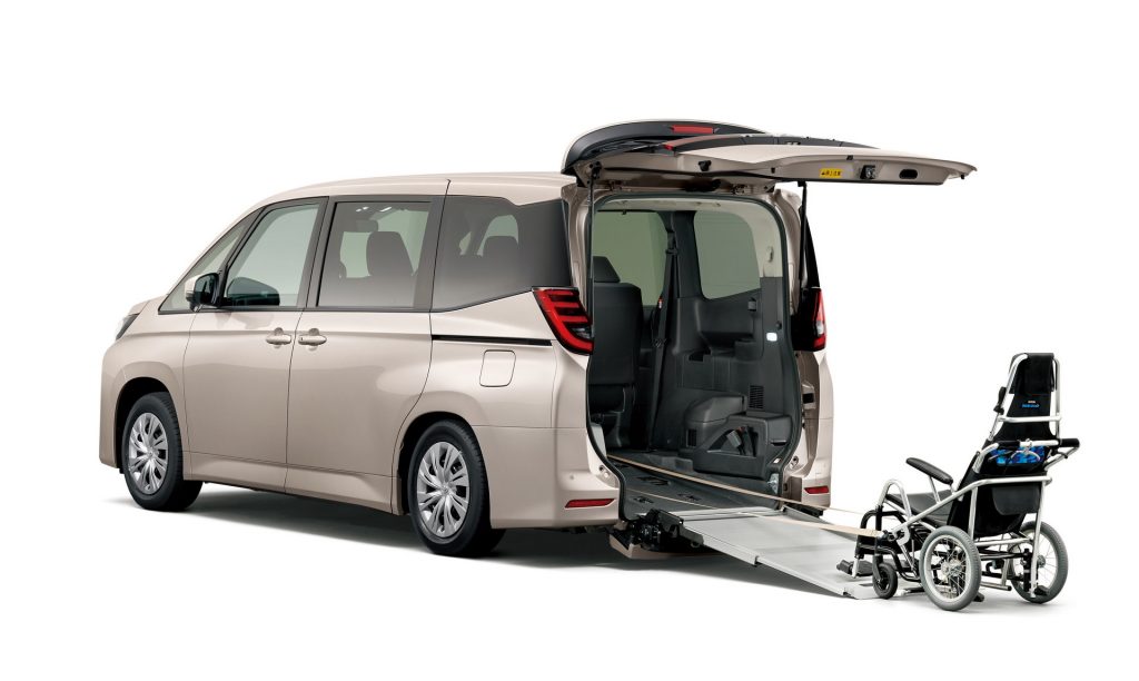 Toyota Noah And Voxy Minivans Debut In Japan With Up To Eight Seats And ...