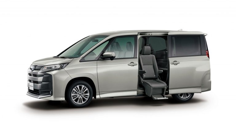 Toyota Noah And Voxy Minivans Debut In Japan With Up To Eight Seats And ...