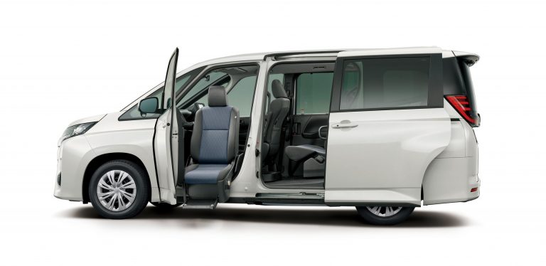 Toyota Noah And Voxy Minivans Debut In Japan With Up To Eight Seats And ...