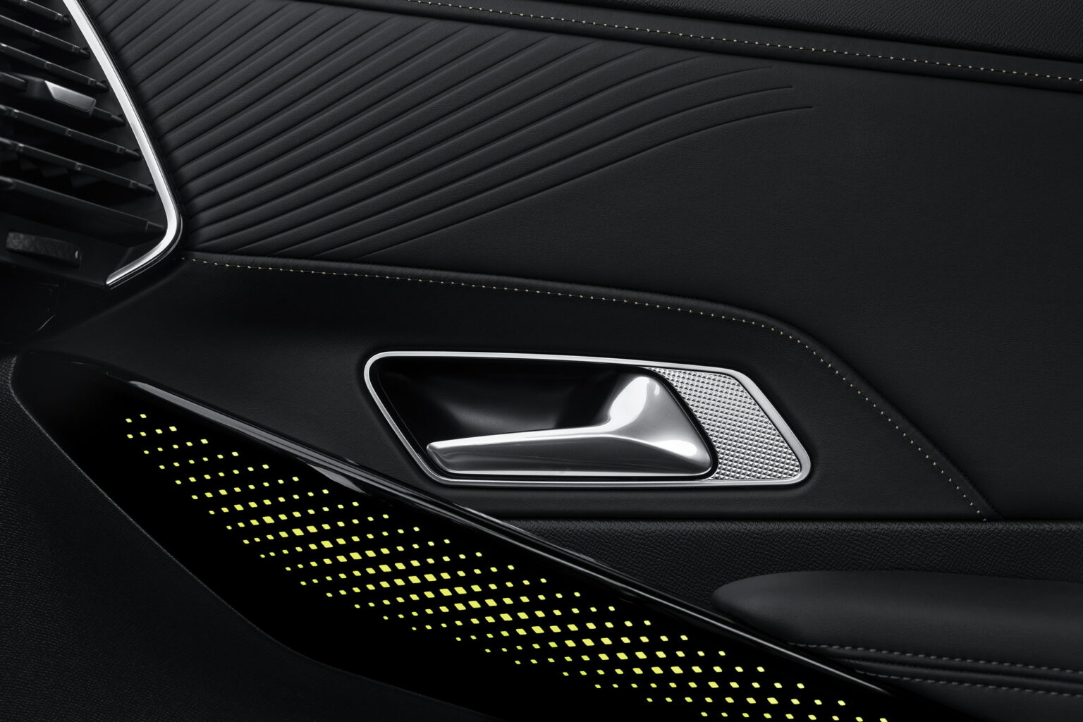 DS 7 Crossback Facelift Debuts With Trick LEDs And Up To 355 HP | Carscoops