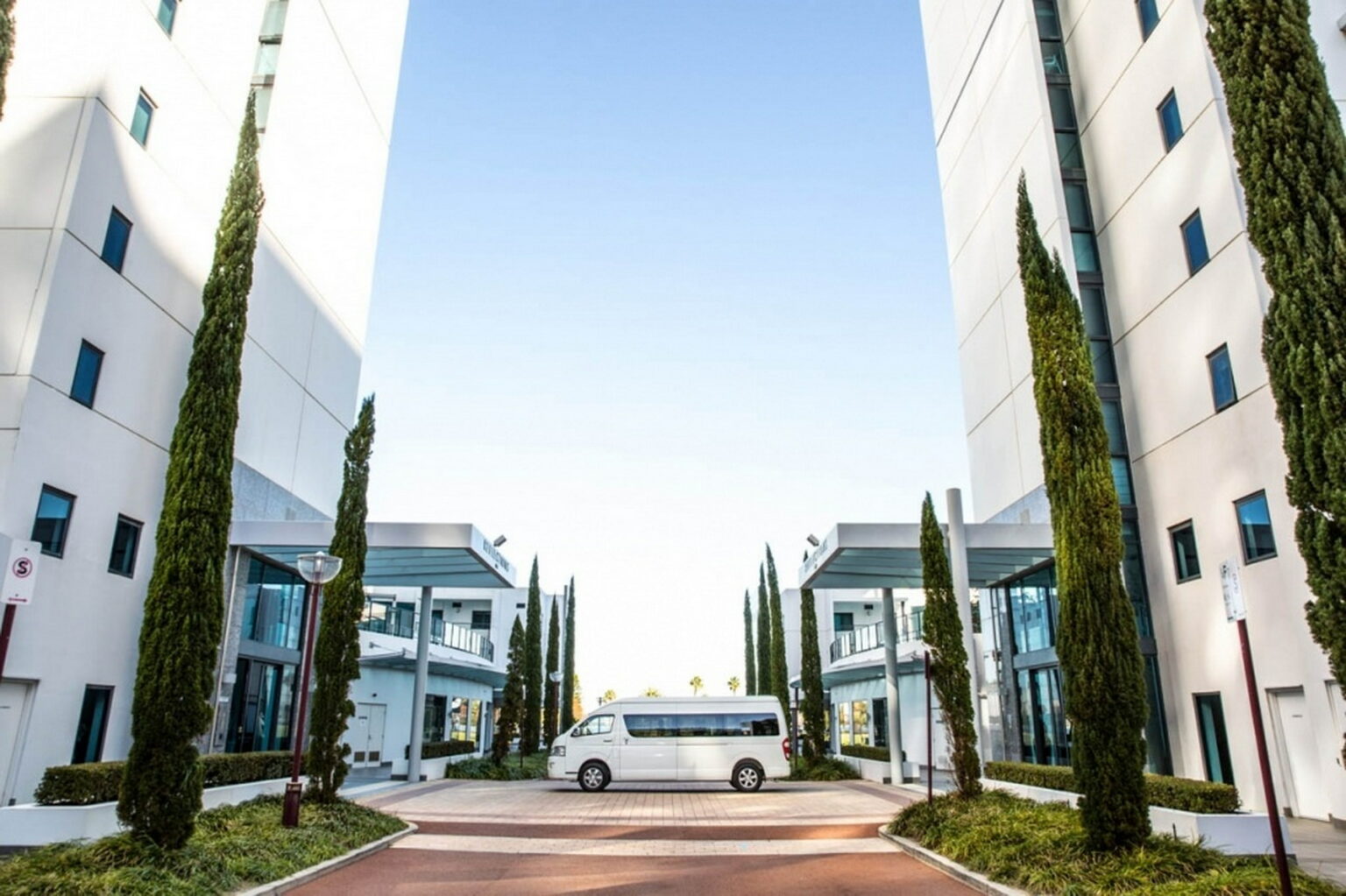 Joylong E6 Is A Previous-Gen Toyota HiAce Rip-Off With An Electric ...