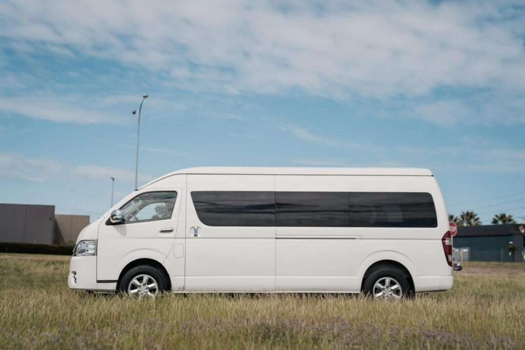 Joylong E6 Is A Previous-Gen Toyota HiAce Rip-Off With An Electric ...