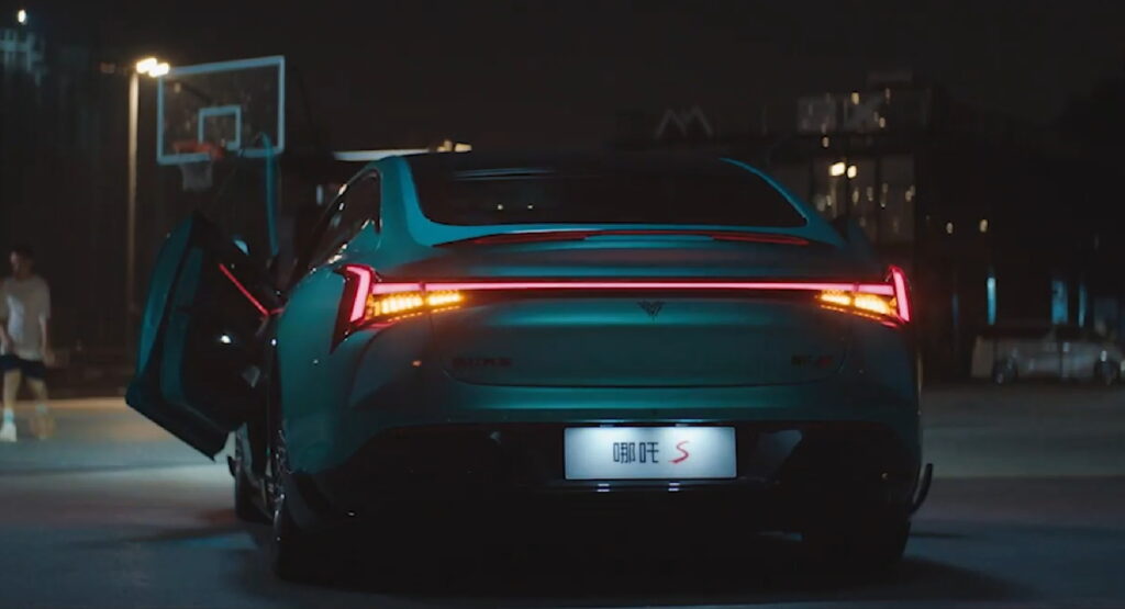 Nezha S Yaoshi EV Special Edition Arrives With Lambo-Style Scissor ...