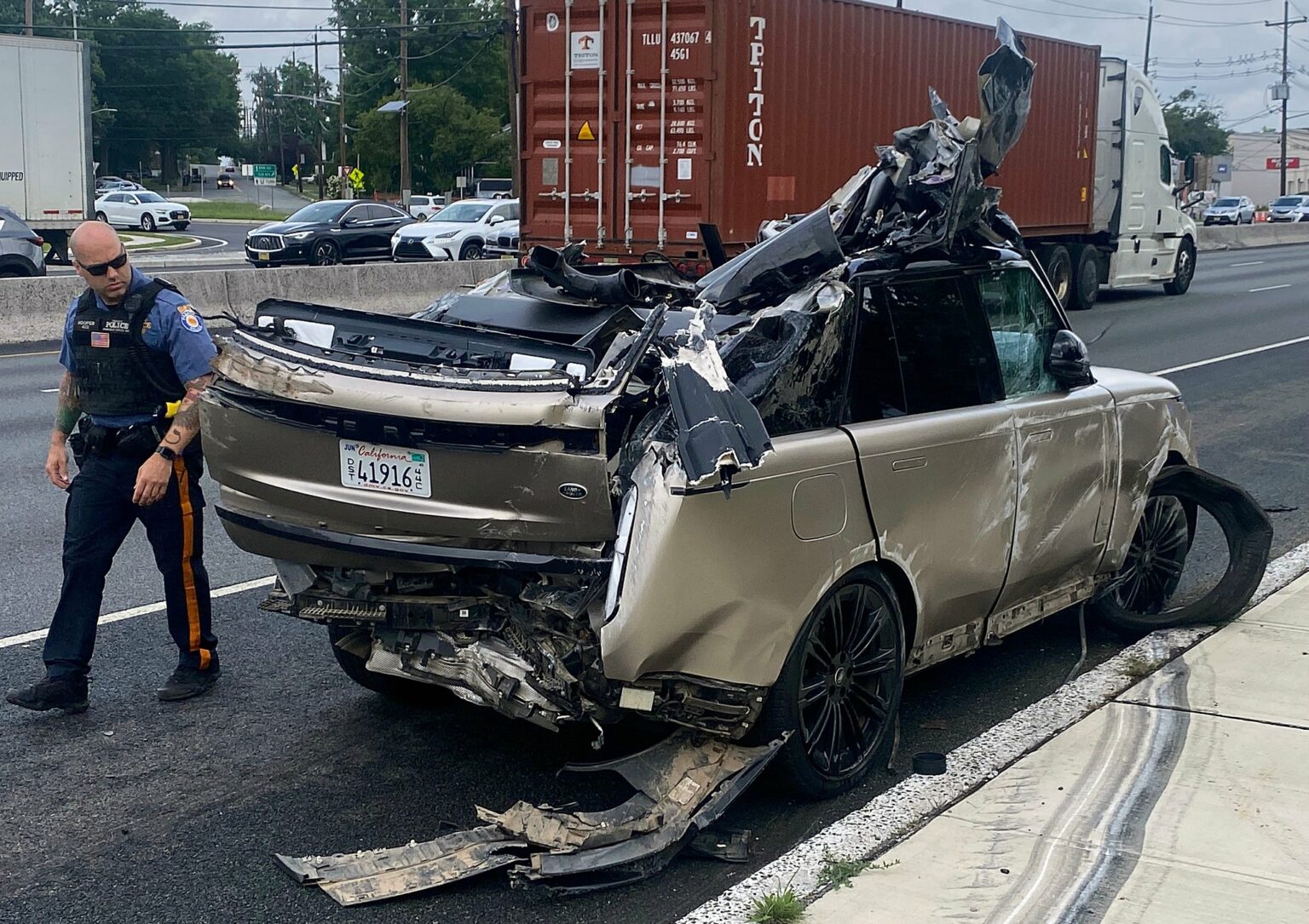 Brand New 2023 Range Rover Decapitated After Falling Off Car Carrier ...
