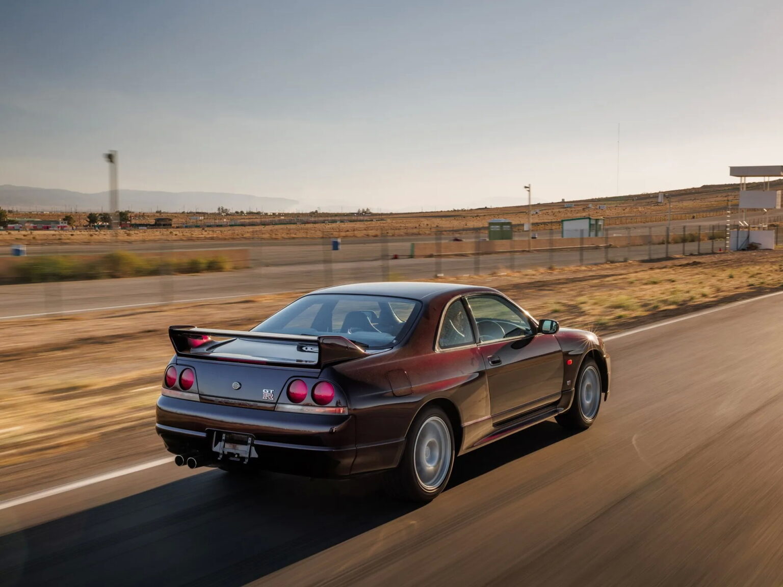 This Midnight Purple R33 Nissan Skyline GT-R With Under 1,000 Miles Is ...