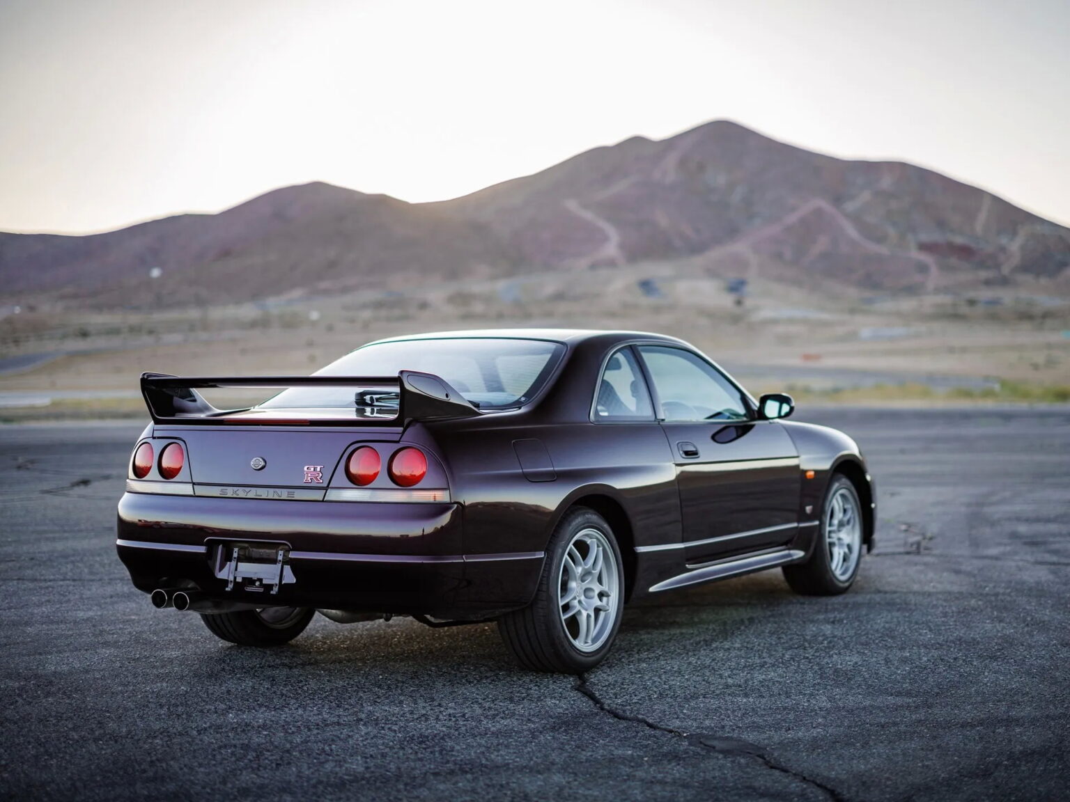 This Midnight Purple R33 Nissan Skyline GT-R With Under 1,000 Miles Is ...
