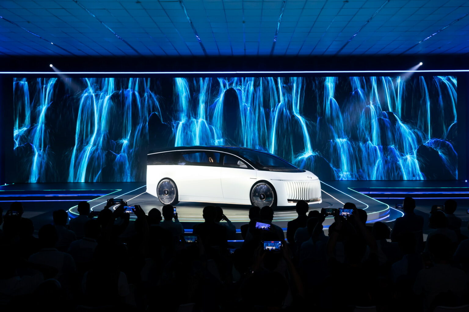 GAC’s New Space Concept Is A Hydrogen Minivan With An All-Grille Face ...