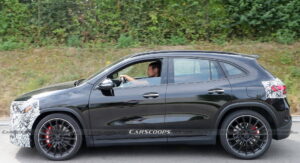 Facelifted Mercedes-AMG GLA 35 Spied In Europe With US-Spec Headlights ...