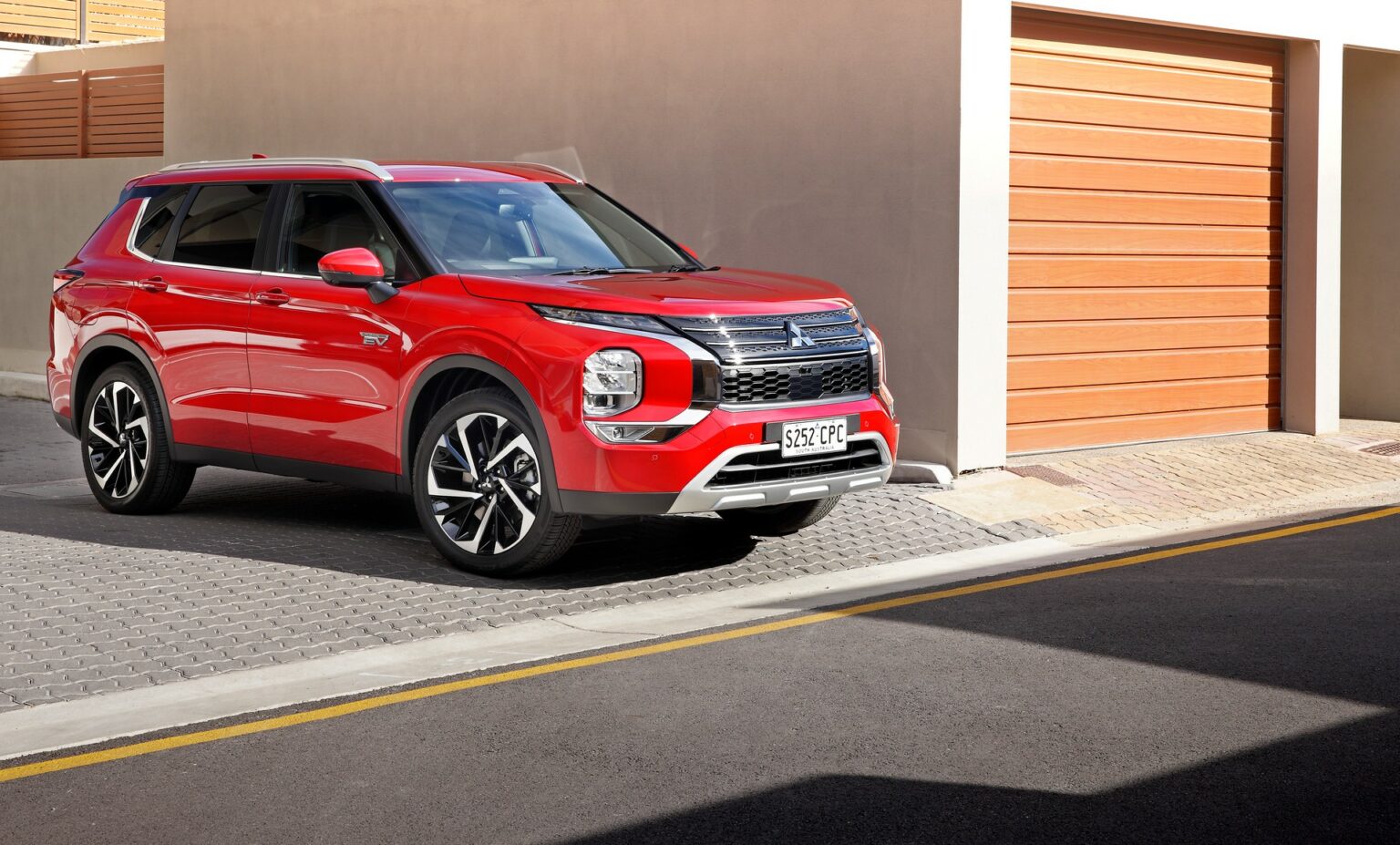 2022 Mitsubishi Outlander Plug-In Hybrid EV Offered In Four Trims In ...