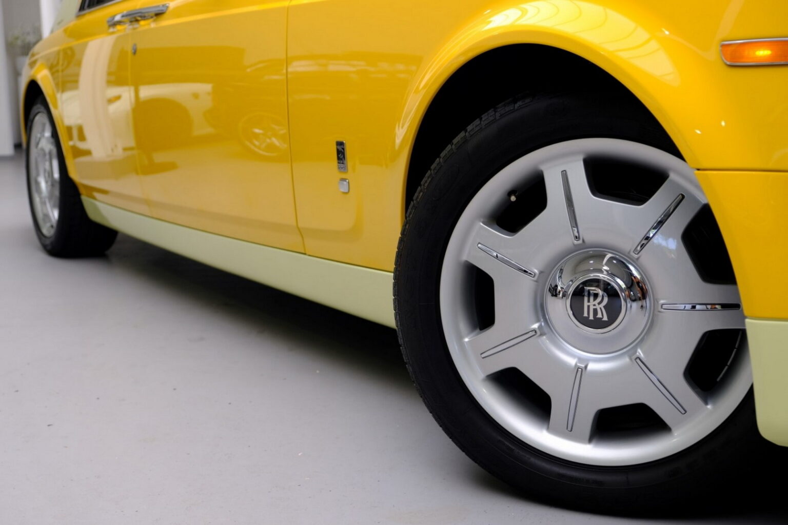 Bespoke Two-Tone Yellow Rolls-Royce Phantom Looks Like The World’s Most ...