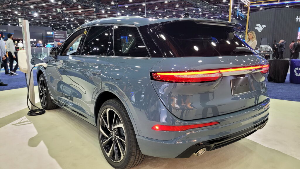 2023 Lincoln Corsair Gains Bigger Grille And Hands-Free Driving Tech ...