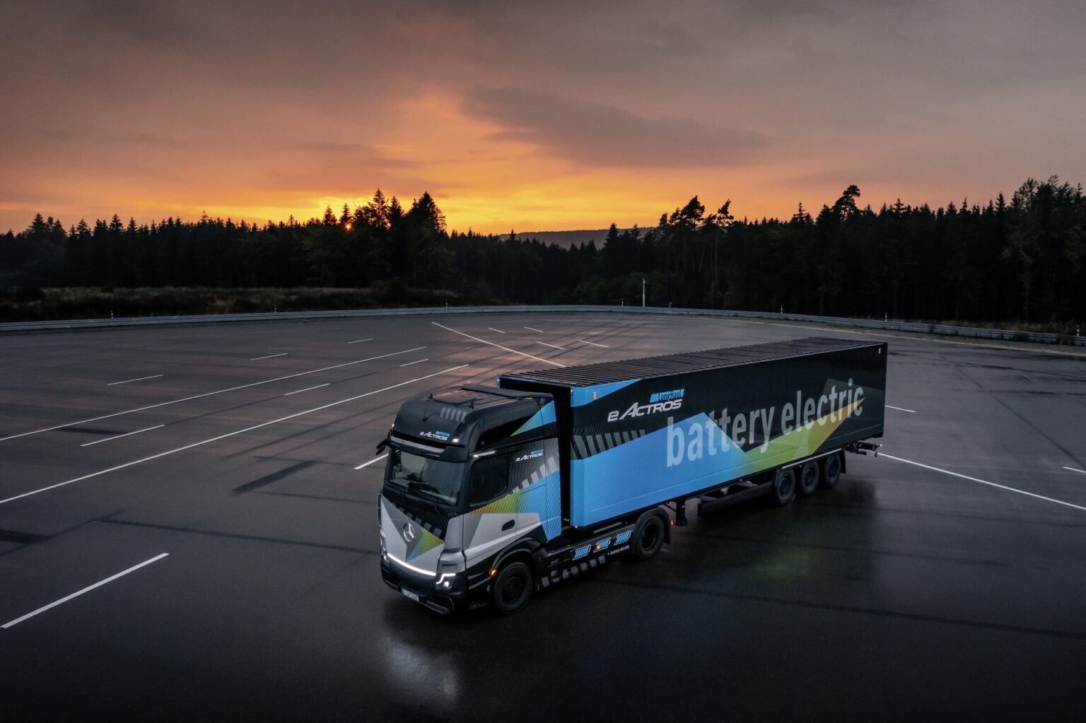 Mercedes Shows Off eActros LongHaul That Could Go Up To 497 Miles On A ...