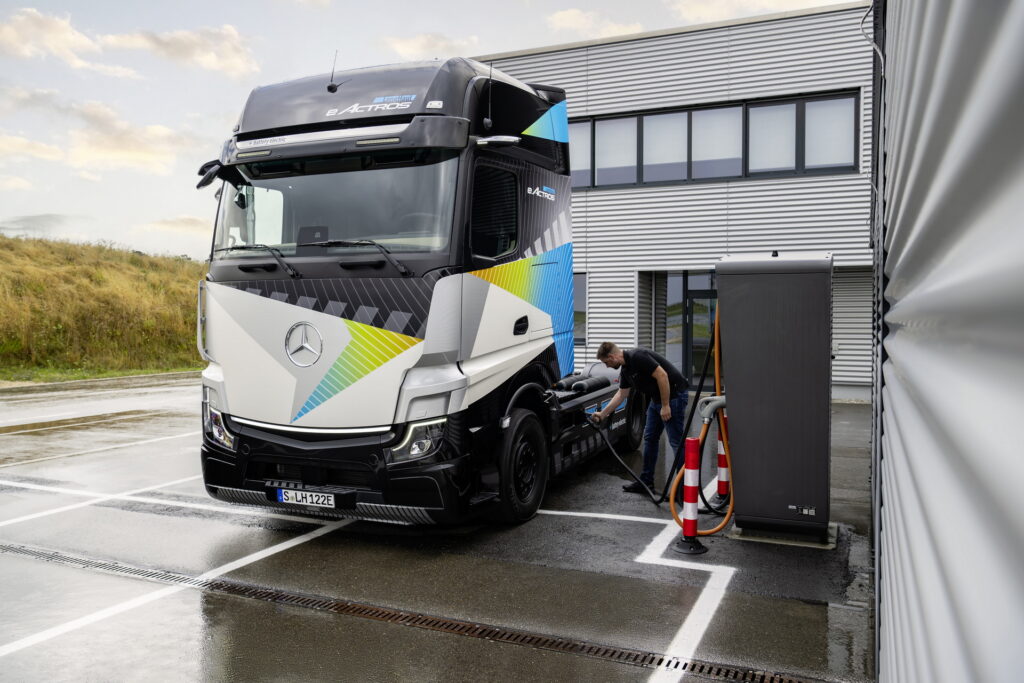 Mercedes Shows Off eActros LongHaul That Could Go Up To 497 Miles On A ...