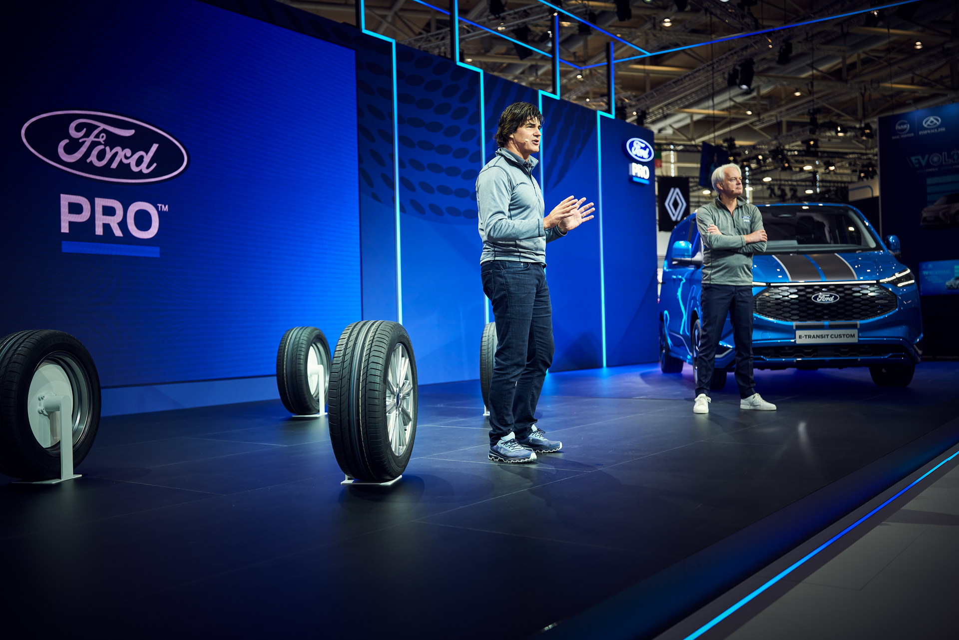 2024 Ford Transit Custom Revealed With Diesel, PHEV, And EV Powertrain ...