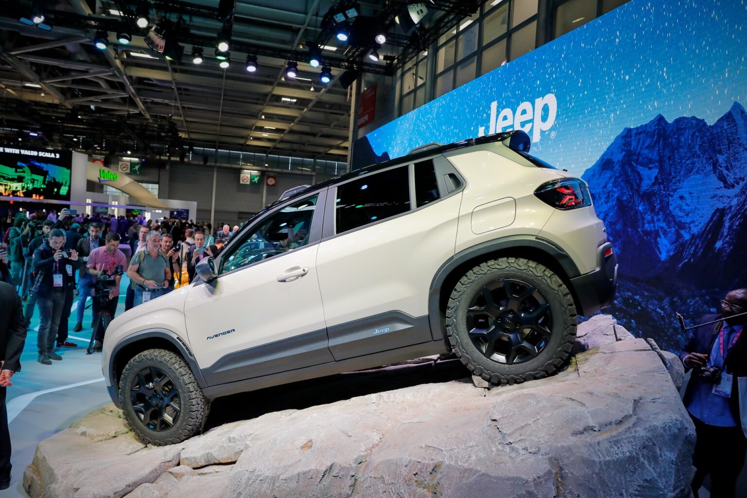 Jeep Avenger 4×4 Is A Chunkier Tough Concept Based On The New Baby EV ...