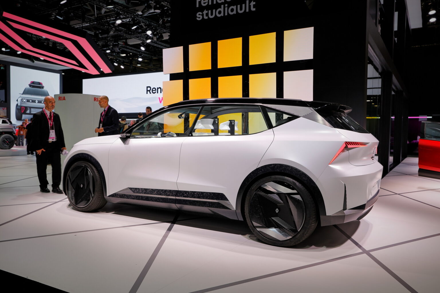 Renault Scenic Returns As A Bold Conceptual EV With A Hydrogen Range ...