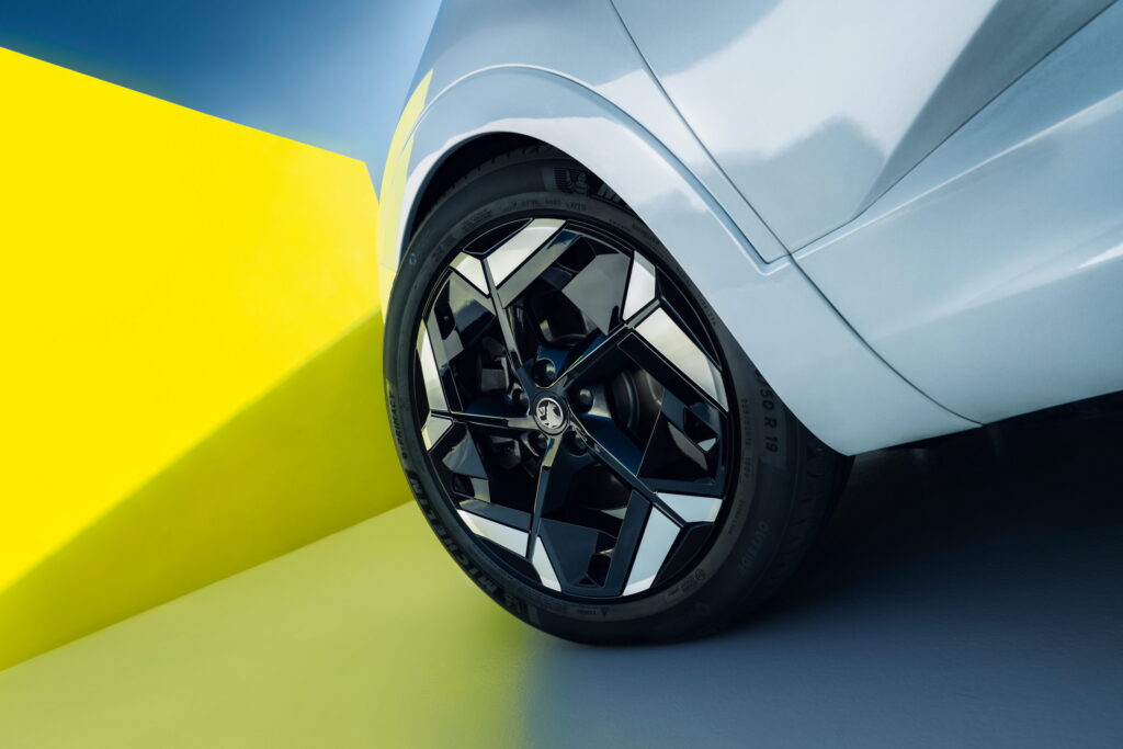 Opel/Vauxhall Grandland GSe Is A 296 HP PHEV SUV With Sports Suspension And 19-Inch Wheels ...