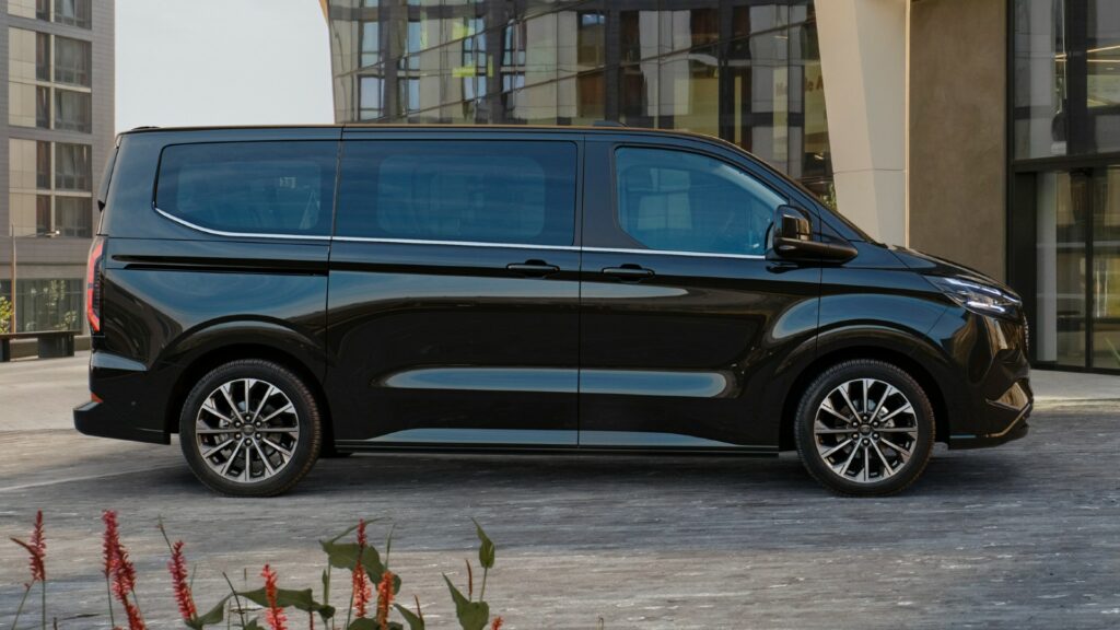 Ford Tourneo Custom Debuts With Diesel, PHEV, And Full Electric Options ...