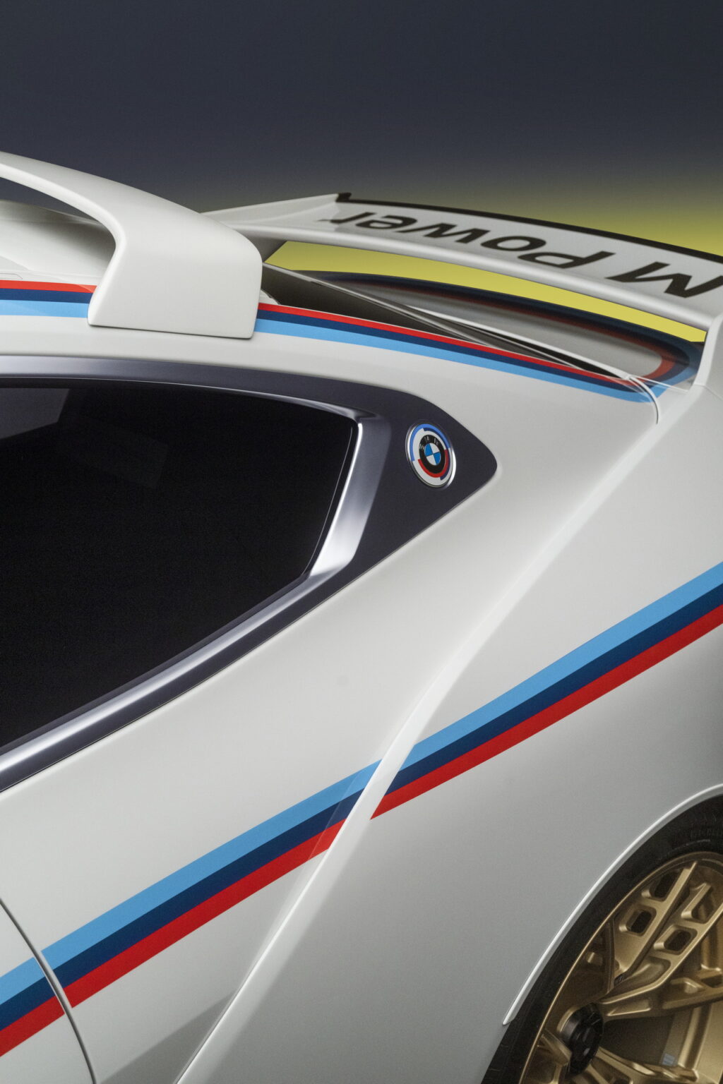 New BMW 3.0 CSL Is A Re-Bodied M4 With 553 HP And A Manual Gearbox ...