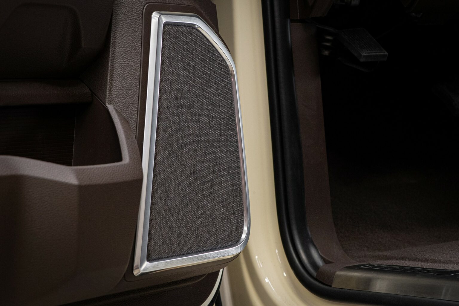 Ram And Chris Stapleton Reveal Retro-Inspired Traveller Truck With Hood ...