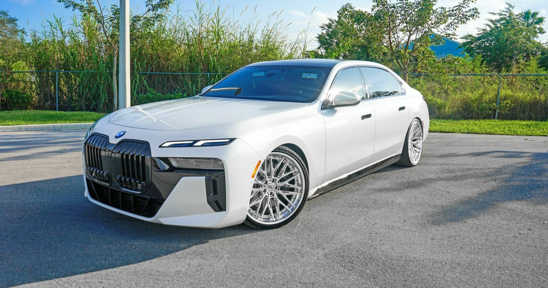 New BMW 7 Series Tries On A Set Of Flashy $9k 22-inch Aftermarket ...