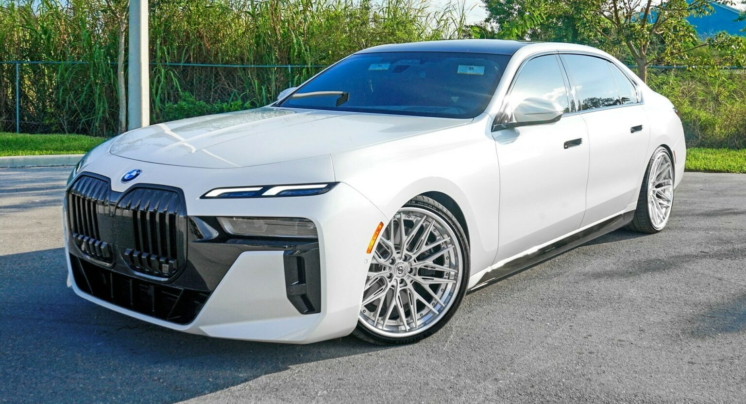 New BMW 7 Series Tries On A Set Of Flashy $9k 22-inch Aftermarket ...