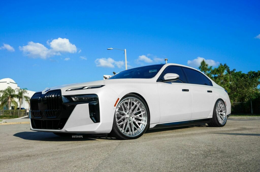 New BMW 7 Series Tries On A Set Of Flashy $9k 22-inch Aftermarket ...