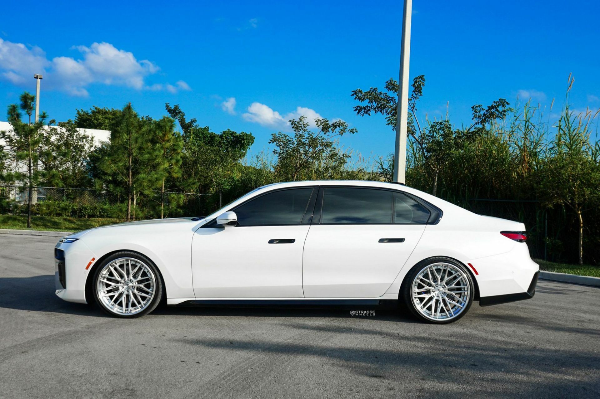 New BMW 7 Series Tries On A Set Of Flashy $9k 22-inch Aftermarket ...