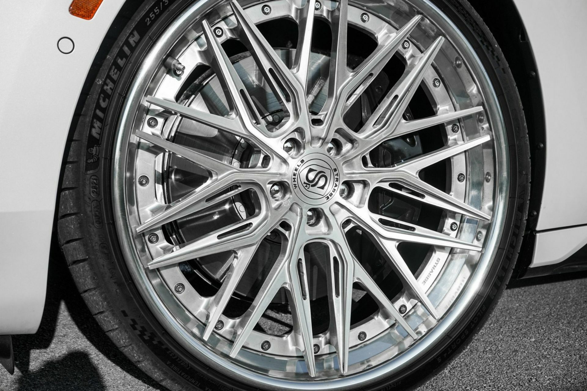 New BMW 7 Series Tries On A Set Of Flashy $9k 22-inch Aftermarket ...