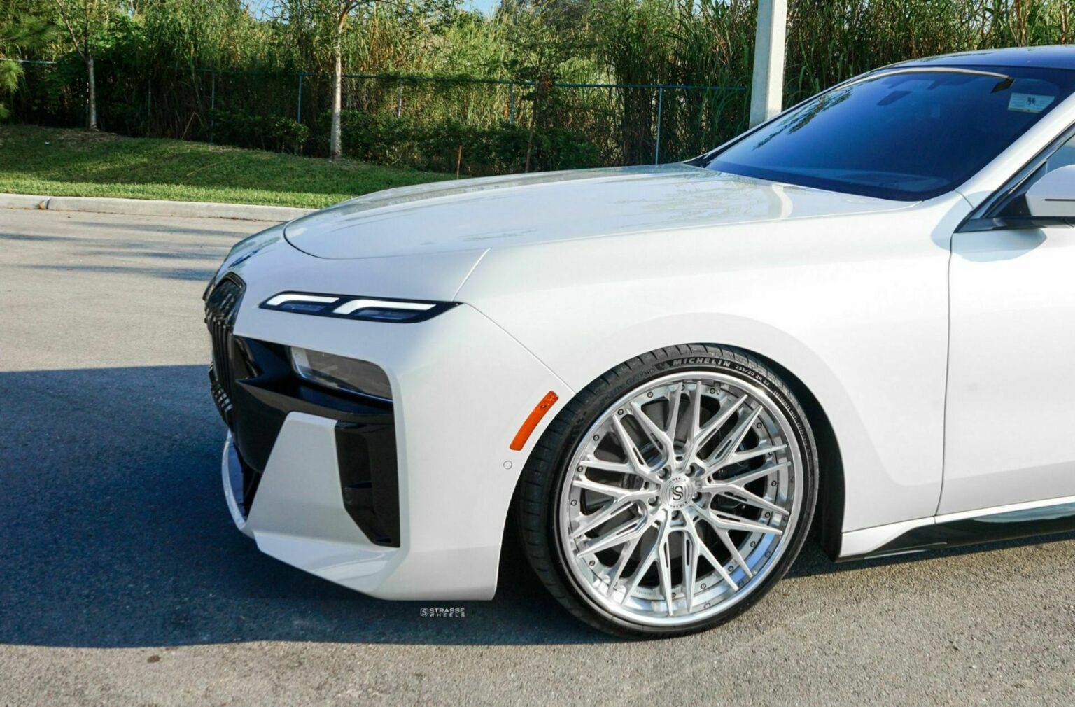 New BMW 7 Series Tries On A Set Of Flashy $9k 22-inch Aftermarket ...