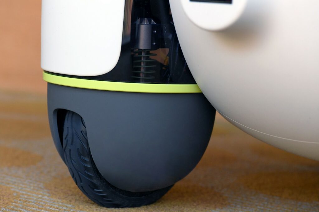 Hyundai Is Making Autonomous Deliveries In Korea With This Cute Robot ...