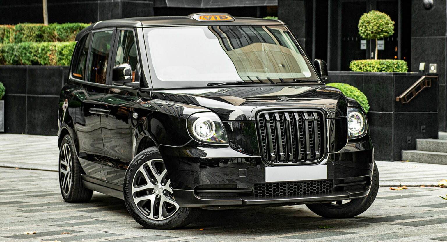 Say Hello To ‘Farelady’, Kahn’s Modified TX5 London Taxi | Carscoops