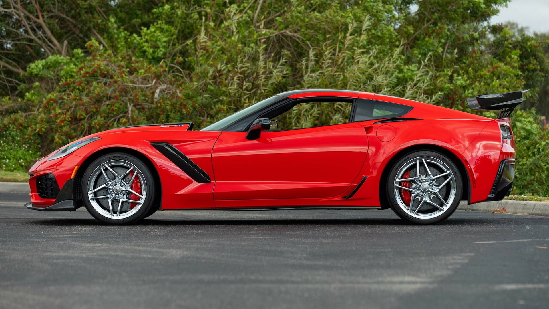 This C7 Corvette ZR1 With A One-Of-One Color Combo Is Red Hot | Carscoops