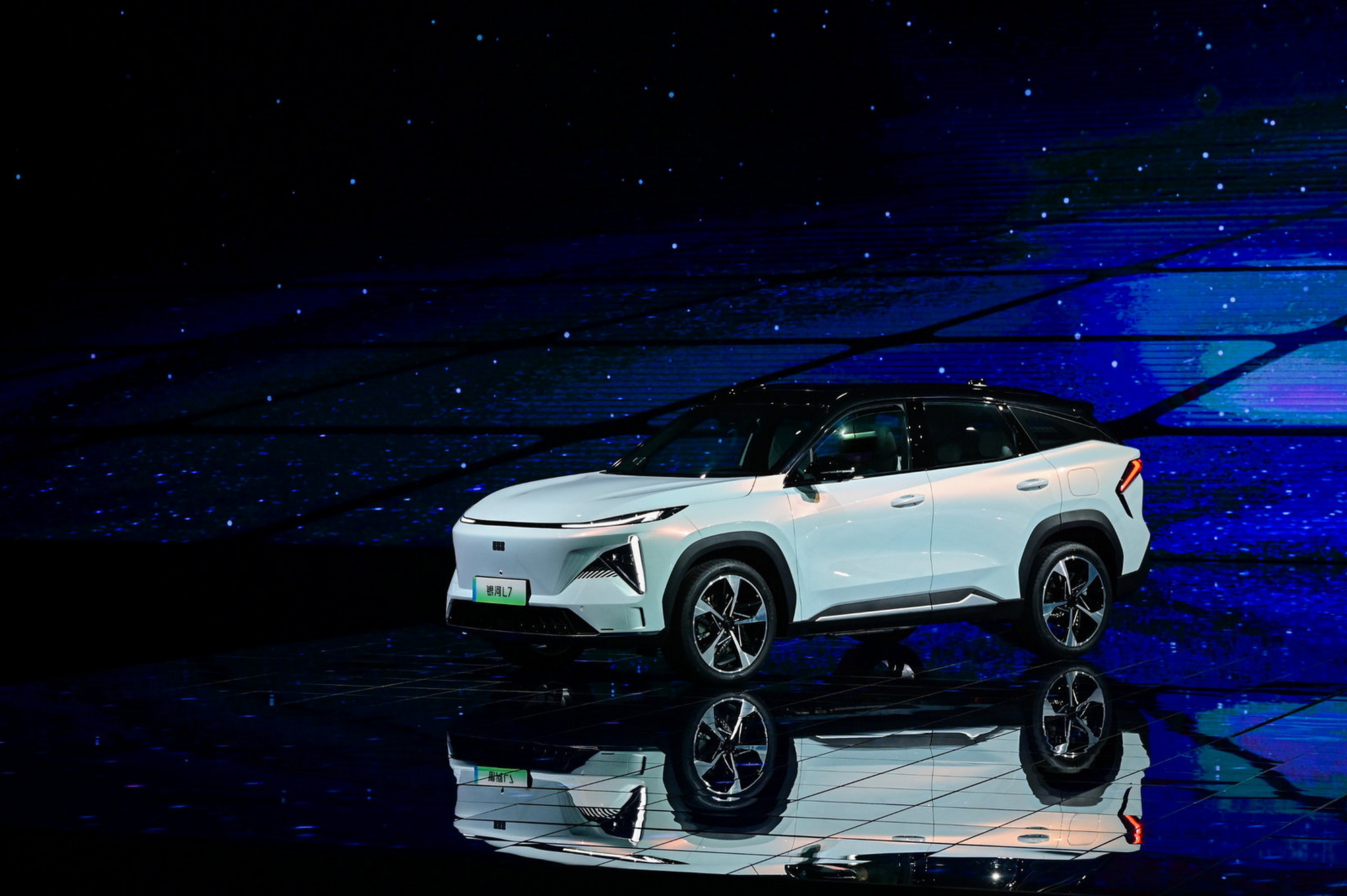Geely Debuts New Galaxy Electrified Brand With L7 SUV And Light Coupe ...