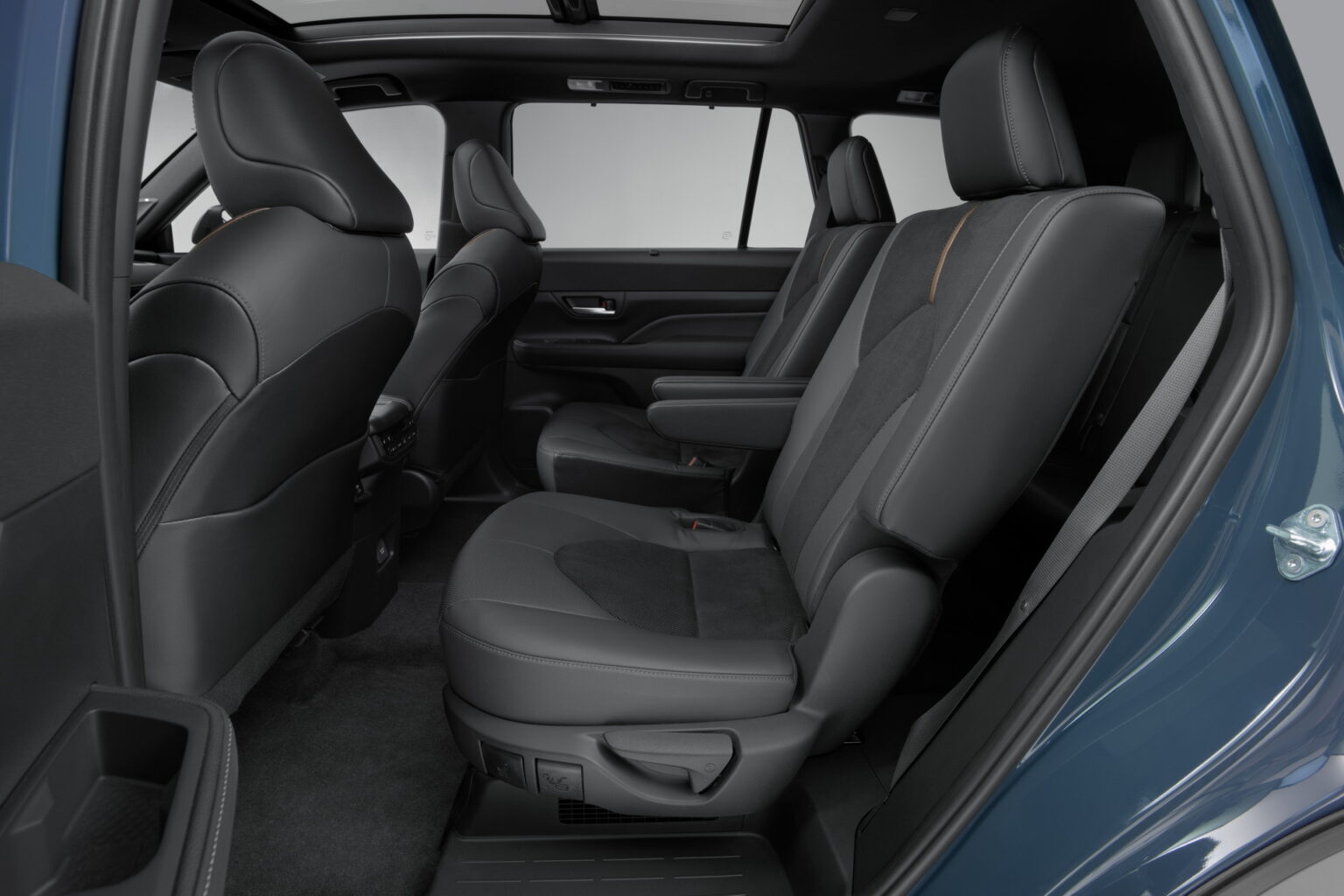New 2024 Toyota Grand Highlander Has 13 Cupholders, 7 USB Ports, And Up ...