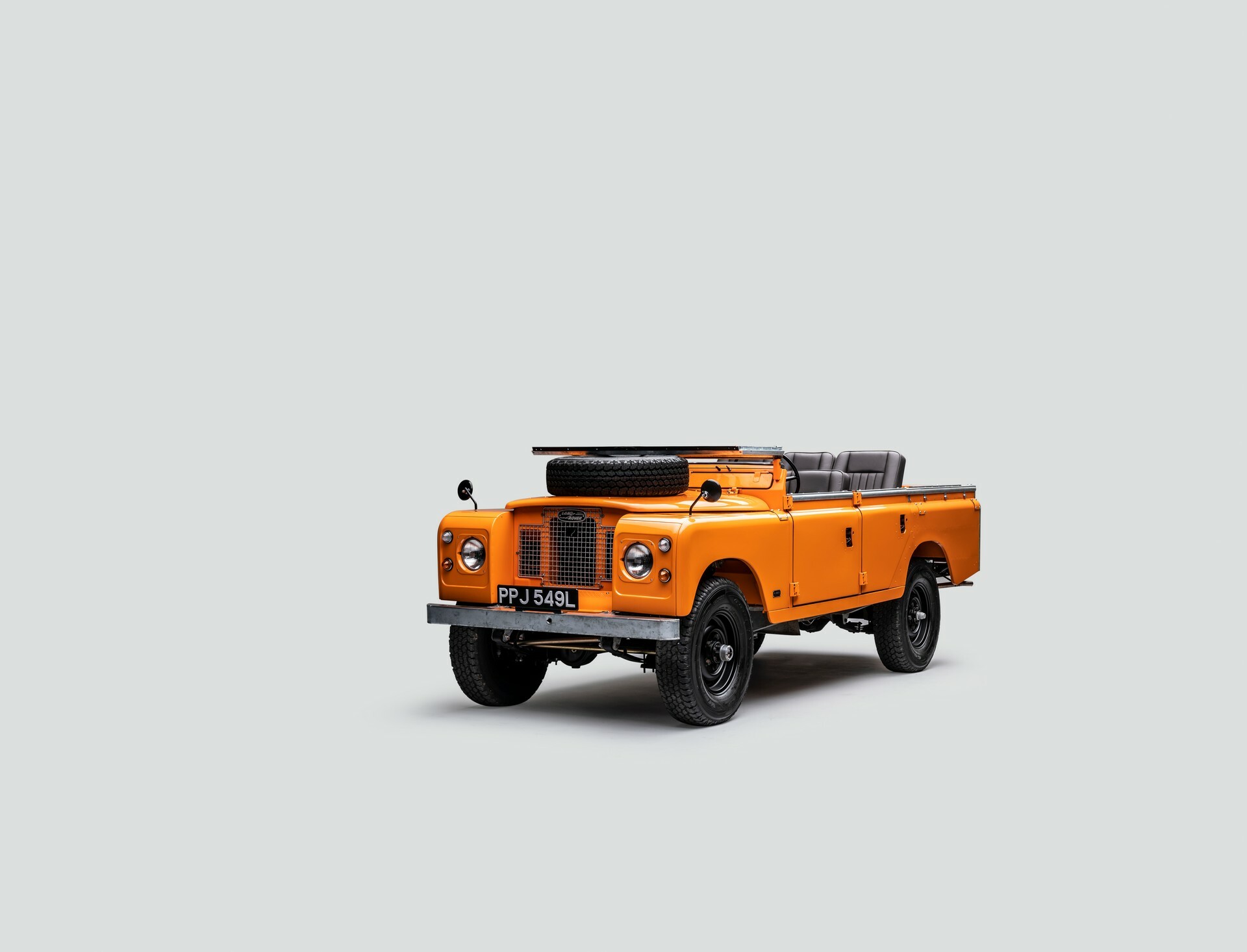 British Restorer Makes The Perfect 1973 Land Rover For The Swiss Alps ...