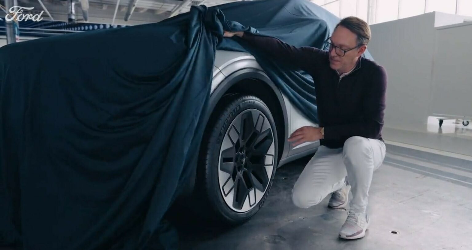Ford’s MEB-Based SUV Looks Boxy In Latest Teaser | Carscoops