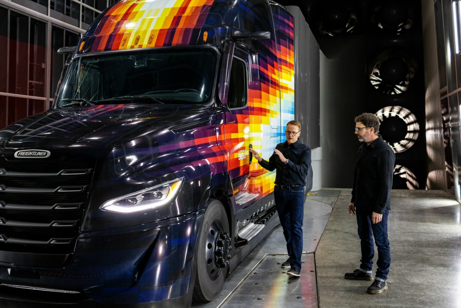 Freightliner SuperTruck II Debuts With Active Aero, Efficient Diesel ...