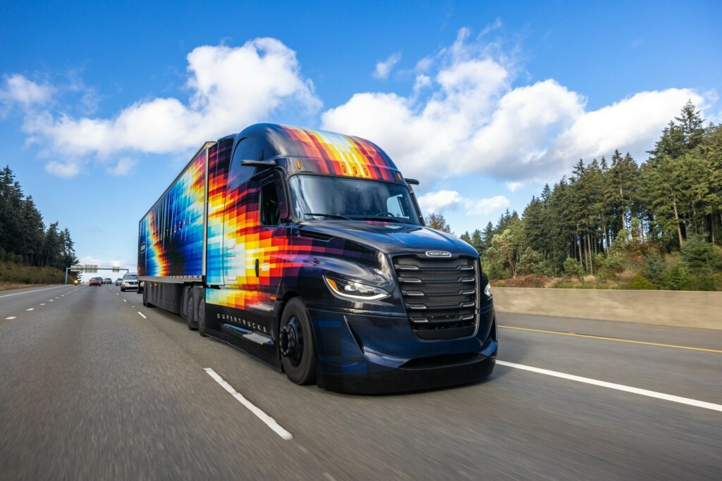 Freightliner SuperTruck II Debuts With Active Aero, Efficient Diesel ...