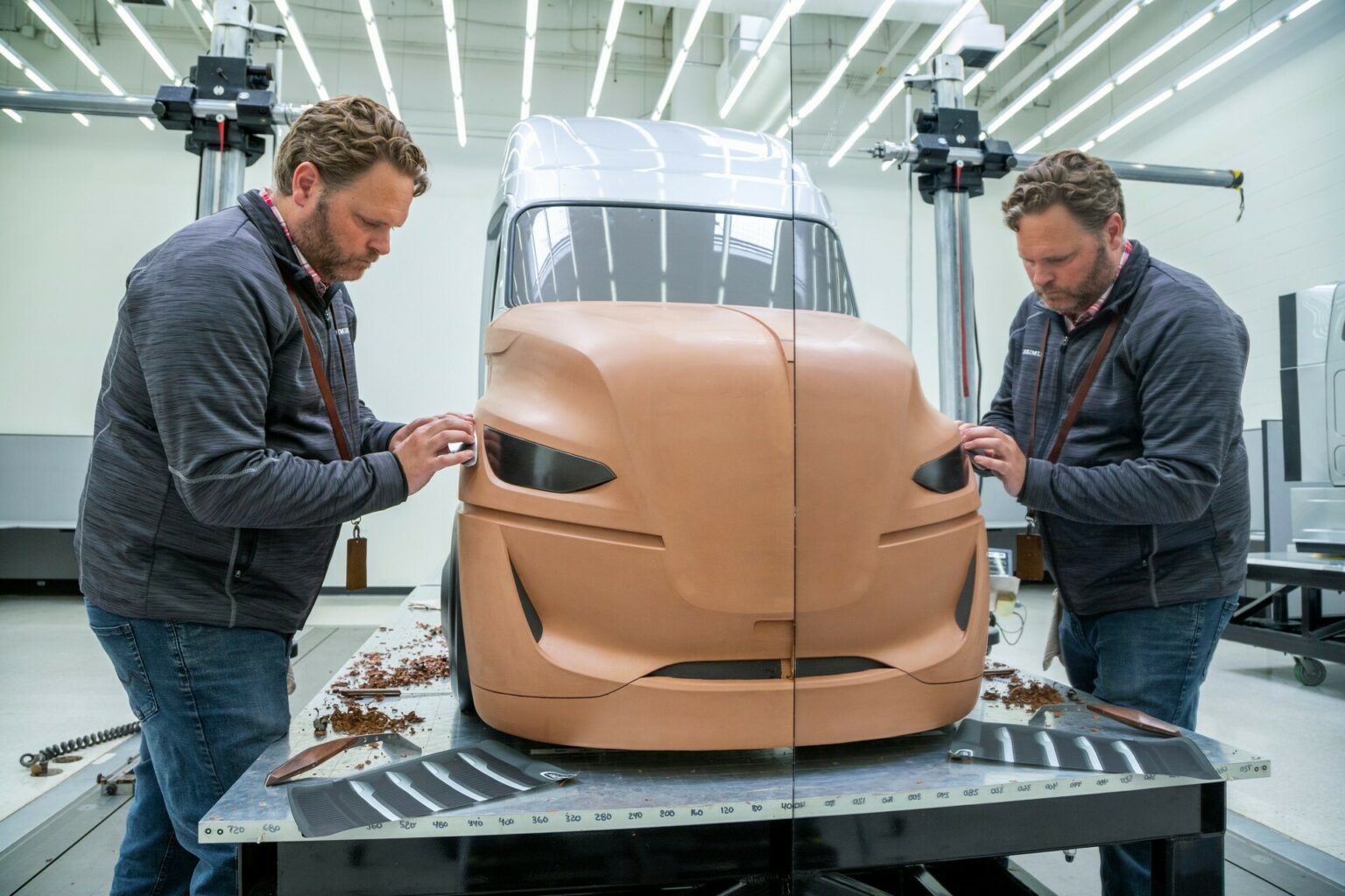 Freightliner SuperTruck II Debuts With Active Aero, Efficient Diesel ...