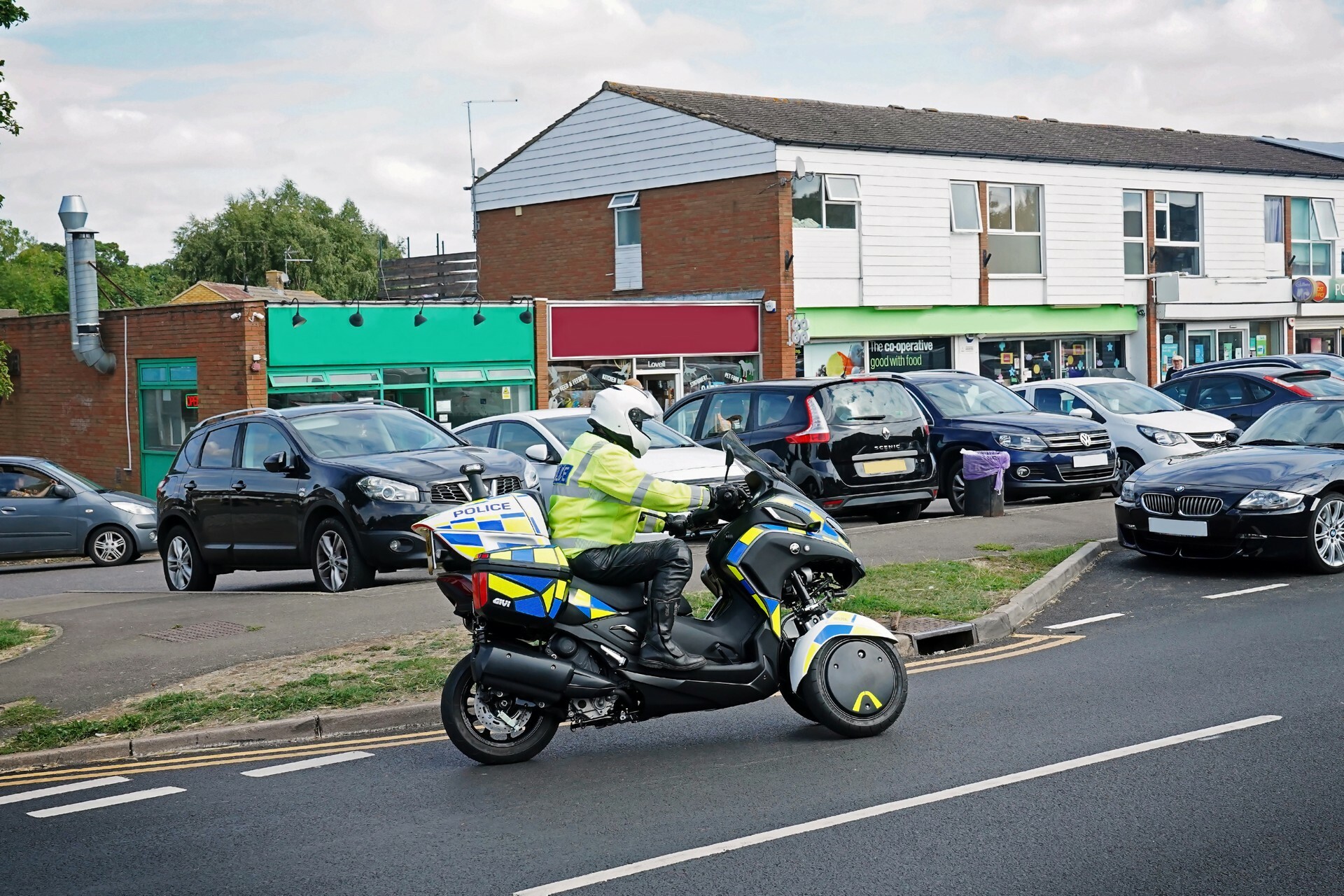British Police Getting Three-Wheeled Electric Motorbikes | Carscoops